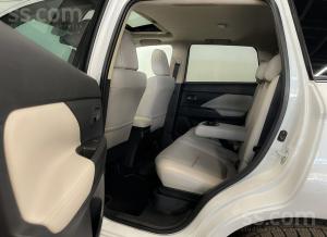 White Mitsubishi Outlander 2014 in Jurmala, with an engine capacity of 2.00 L and mileage of 177 thousand km for 10995 €, photo 24 on AUTOMOTO.COM.LV