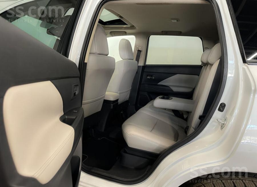 White Mitsubishi Outlander 2014 in Jurmala, with an engine capacity of 2.00 L and mileage of 177 thousand km for 10995 €, photo 24 on AUTOMOTO.COM.LV