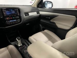 White Mitsubishi Outlander 2014 in Jurmala, with an engine capacity of 2.00 L and mileage of 177 thousand km for 10995 €, photo 25 on AUTOMOTO.COM.LV