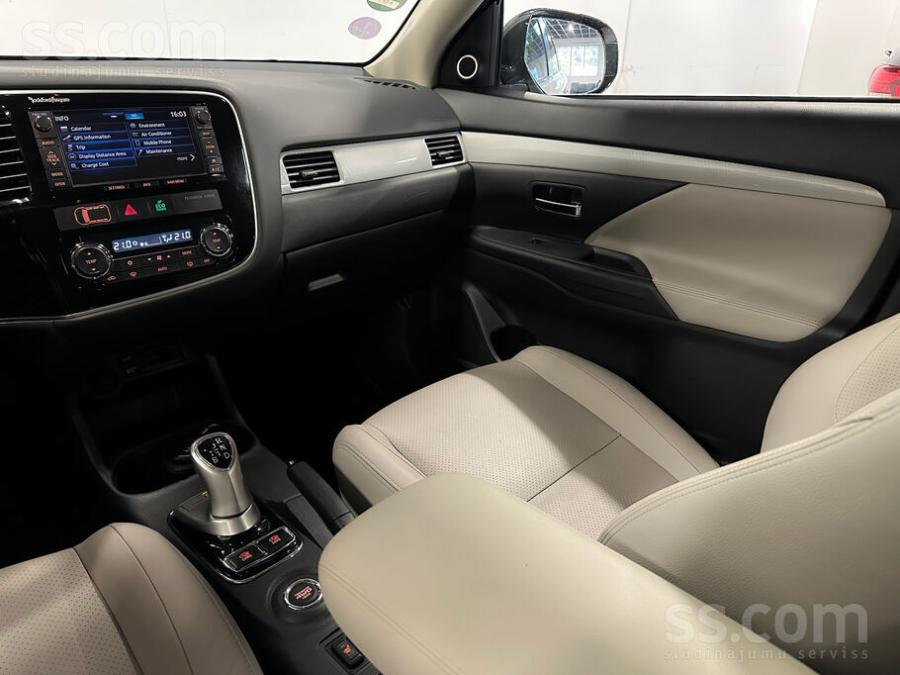 White Mitsubishi Outlander 2014 in Jurmala, with an engine capacity of 2.00 L and mileage of 177 thousand km for 10995 €, photo 25 on AUTOMOTO.COM.LV