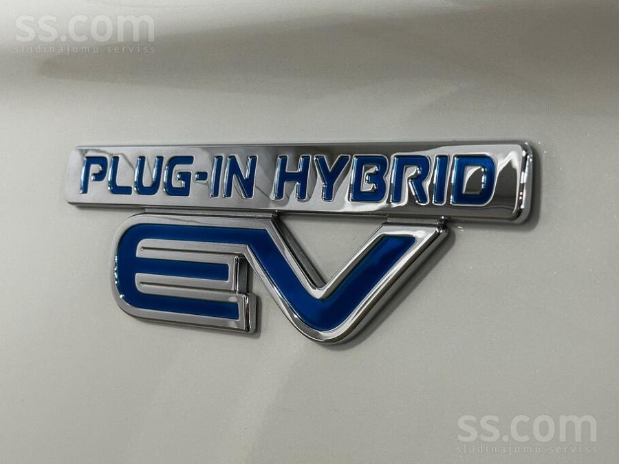 White Mitsubishi Outlander 2014 in Jurmala, with an engine capacity of 2.00 L and mileage of 177 thousand km for 10995 €, photo 34 on AUTOMOTO.COM.LV