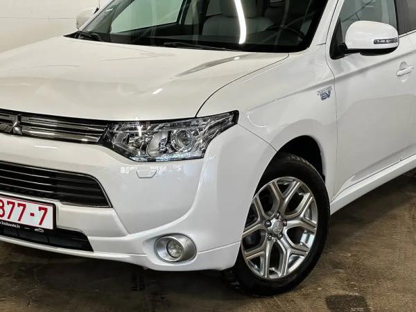 White Mitsubishi Outlander 2014 in Jurmala, with an engine capacity of 2.00 L and mileage of 177 thousand km for 10995 €, photo 2 on AUTOMOTO.COM.LV