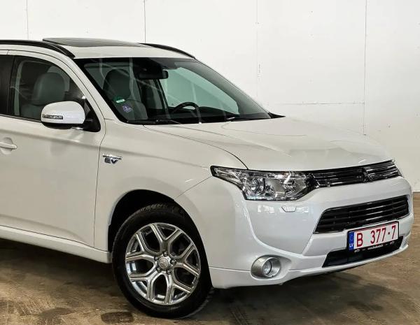 White Mitsubishi Outlander 2014 in Jurmala, with an engine capacity of 2.00 L and mileage of 177 thousand km for 10995 €, photo 5 on AUTOMOTO.COM.LV