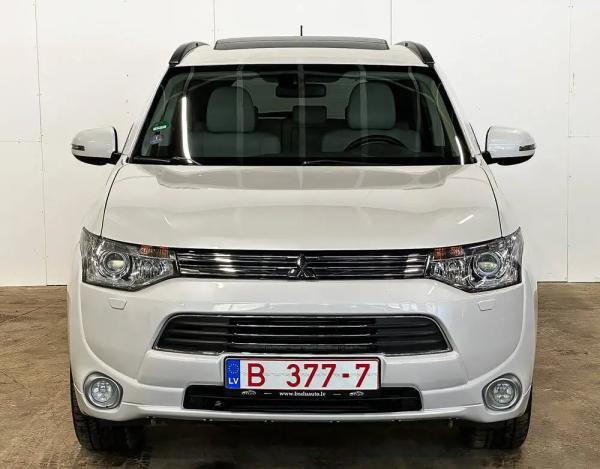 White Mitsubishi Outlander 2014 in Jurmala, with an engine capacity of 2.00 L and mileage of 177 thousand km for 10995 €, photo 7 on AUTOMOTO.COM.LV