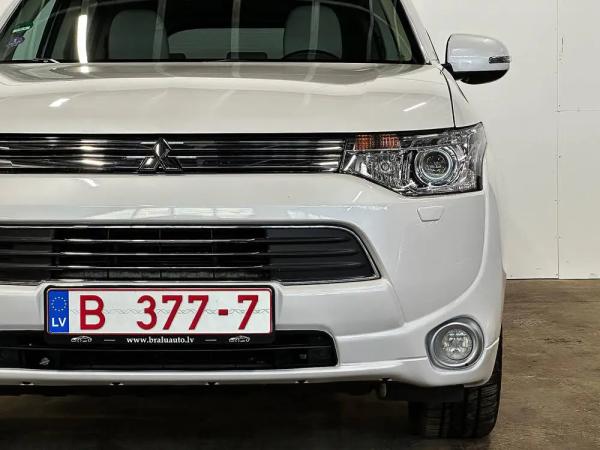 White Mitsubishi Outlander 2014 in Jurmala, with an engine capacity of 2.00 L and mileage of 177 thousand km for 10995 €, photo 8 on AUTOMOTO.COM.LV