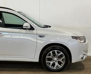 Balts Mitsubishi Outlander 2014 Jūrmala, ar dzinēja tilpumu 2.00 L un nobraukumu 177 tūkst. km par 10995 €, foto 18 vietnē AUTOMOTO.COM.LV