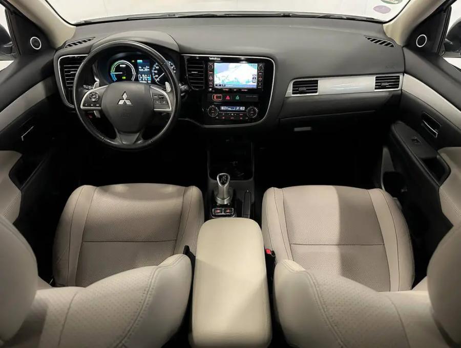 Balts Mitsubishi Outlander 2014 Jūrmala, ar dzinēja tilpumu 2.00 L un nobraukumu 177 tūkst. km par 10995 €, foto 26 vietnē AUTOMOTO.COM.LV