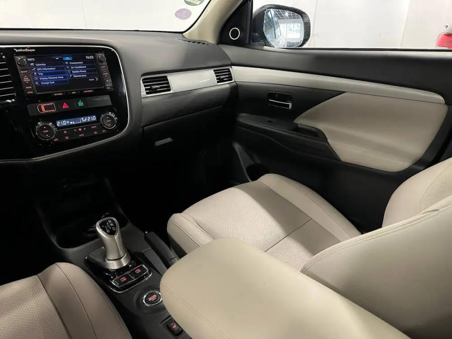 Balts Mitsubishi Outlander 2014 Jūrmala, ar dzinēja tilpumu 2.00 L un nobraukumu 177 tūkst. km par 10995 €, foto 28 vietnē AUTOMOTO.COM.LV