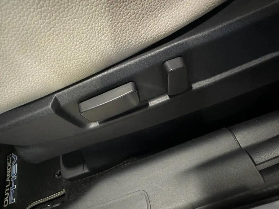 Balts Mitsubishi Outlander 2014 Jūrmala, ar dzinēja tilpumu 2.00 L un nobraukumu 177 tūkst. km par 10995 €, foto 37 vietnē AUTOMOTO.COM.LV