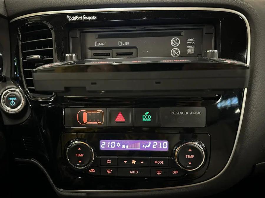 Balts Mitsubishi Outlander 2014 Jūrmala, ar dzinēja tilpumu 2.00 L un nobraukumu 177 tūkst. km par 10995 €, foto 48 vietnē AUTOMOTO.COM.LV