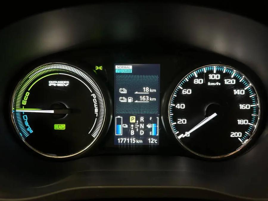 Balts Mitsubishi Outlander 2014 Jūrmala, ar dzinēja tilpumu 2.00 L un nobraukumu 177 tūkst. km par 10995 €, foto 49 vietnē AUTOMOTO.COM.LV
