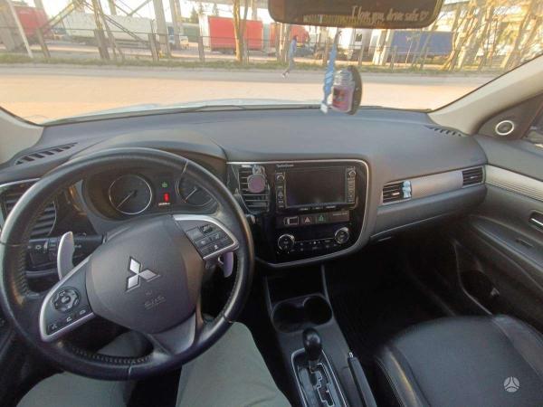White Mitsubishi Outlander 2014 in Kaunas, with an engine capacity of 2.27 L and mileage of 258 thousand km for 7900 €, photo 4 on AUTOMOTO.COM.LV
