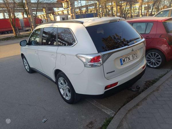 White Mitsubishi Outlander 2014 in Kaunas, with an engine capacity of 2.27 L and mileage of 258 thousand km for 7900 €, photo 7 on AUTOMOTO.COM.LV