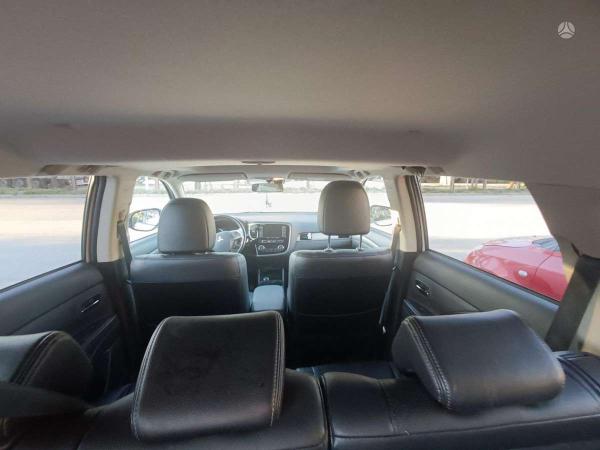 White Mitsubishi Outlander 2014 in Kaunas, with an engine capacity of 2.27 L and mileage of 258 thousand km for 7900 €, photo 9 on AUTOMOTO.COM.LV