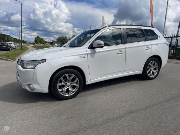 White Mitsubishi Outlander 2014 in Kaunas, with an engine capacity of 2.00 L and mileage of 269 thousand km for 6950 €, photo 3 on AUTOMOTO.COM.LV