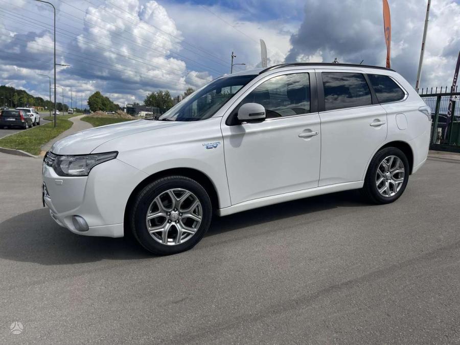 Balts Mitsubishi Outlander 2014 Kauņa, ar dzinēja tilpumu 2.00 L un nobraukumu 269 tūkst. km par 6950 €, foto 4 vietnē AUTOMOTO.COM.LV