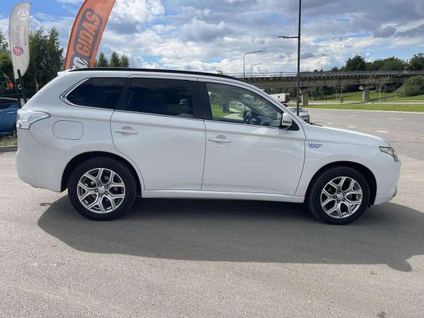 White Mitsubishi Outlander 2014 in Kaunas, with an engine capacity of 2.00 L and mileage of 269 thousand km for 6950 €, photo 8 on AUTOMOTO.COM.LV