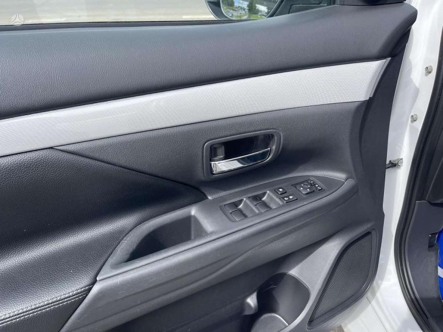 Balts Mitsubishi Outlander 2014 Kauņa, ar dzinēja tilpumu 2.00 L un nobraukumu 269 tūkst. km par 6950 €, foto 18 vietnē AUTOMOTO.COM.LV