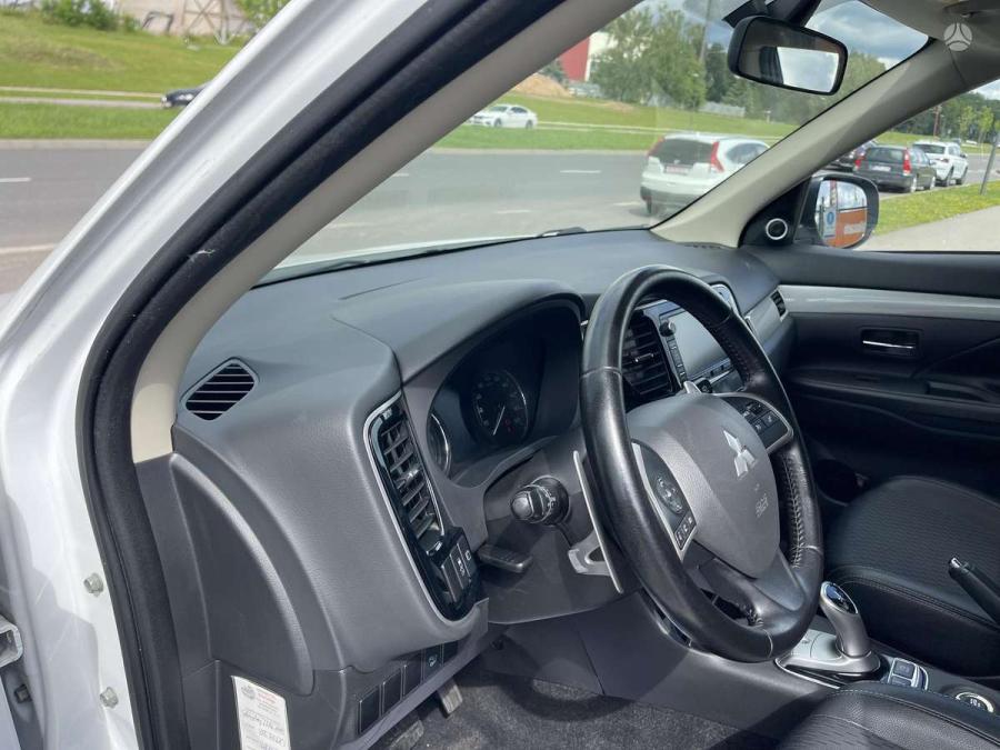Balts Mitsubishi Outlander 2014 Kauņa, ar dzinēja tilpumu 2.00 L un nobraukumu 269 tūkst. km par 6950 €, foto 19 vietnē AUTOMOTO.COM.LV