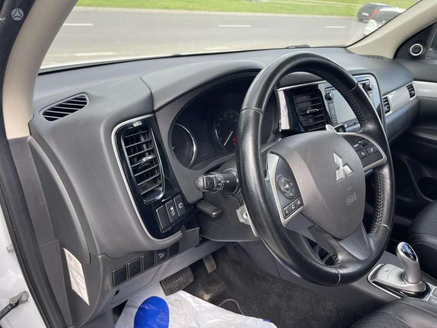 Balts Mitsubishi Outlander 2014 Kauņa, ar dzinēja tilpumu 2.00 L un nobraukumu 269 tūkst. km par 6950 €, foto 26 vietnē AUTOMOTO.COM.LV