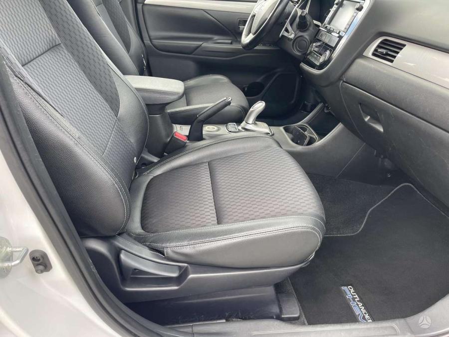 Balts Mitsubishi Outlander 2014 Kauņa, ar dzinēja tilpumu 2.00 L un nobraukumu 269 tūkst. km par 6950 €, foto 31 vietnē AUTOMOTO.COM.LV