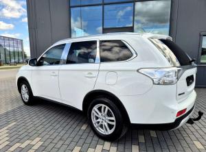 White Mitsubishi Outlander 2014 in Siauliai, with an engine capacity of 2.20 L and mileage of 215 thousand km for 7950 €, photo 6 on AUTOMOTO.COM.LV