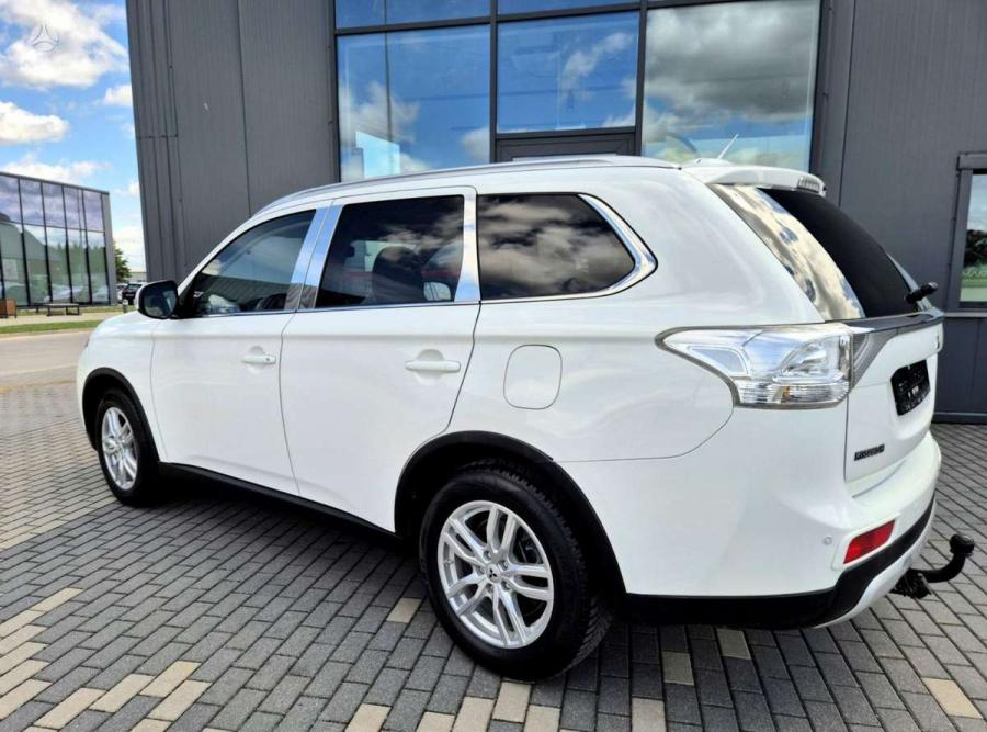 White Mitsubishi Outlander 2014 in Siauliai, with an engine capacity of 2.20 L and mileage of 215 thousand km for 7950 €, photo 6 on AUTOMOTO.COM.LV