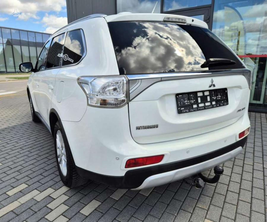 White Mitsubishi Outlander 2014 in Siauliai, with an engine capacity of 2.20 L and mileage of 215 thousand km for 7950 €, photo 8 on AUTOMOTO.COM.LV