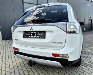 White Mitsubishi Outlander 2014 in Siauliai, with an engine capacity of 2.20 L and mileage of 215 thousand km for 7950 €, photo 9 on AUTOMOTO.COM.LV