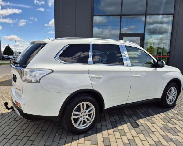 White Mitsubishi Outlander 2014 in Siauliai, with an engine capacity of 2.20 L and mileage of 215 thousand km for 7950 €, photo 10 on AUTOMOTO.COM.LV