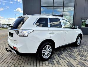 White Mitsubishi Outlander 2014 in Siauliai, with an engine capacity of 2.20 L and mileage of 215 thousand km for 7950 €, photo 12 on AUTOMOTO.COM.LV