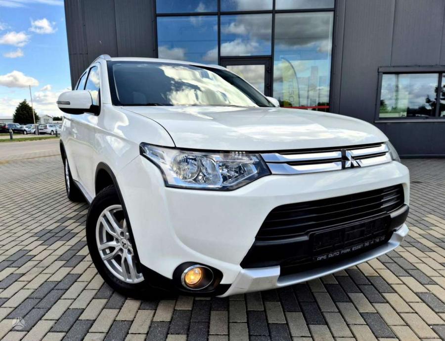 White Mitsubishi Outlander 2014 in Siauliai, with an engine capacity of 2.20 L and mileage of 215 thousand km for 7950 €, photo 13 on AUTOMOTO.COM.LV