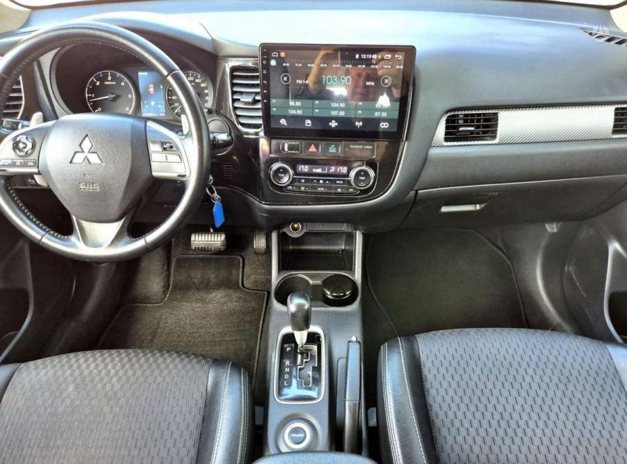 White Mitsubishi Outlander 2014 in Siauliai, with an engine capacity of 2.20 L and mileage of 215 thousand km for 7950 €, photo 16 on AUTOMOTO.COM.LV