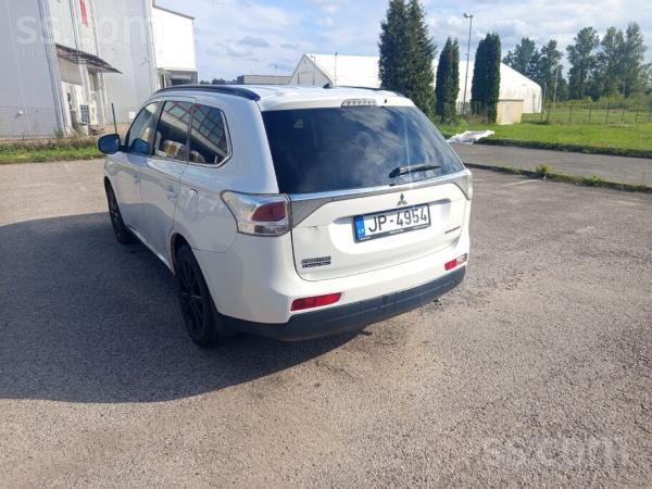 Balts Mitsubishi Outlander 2014 Rīga, ar dzinēja tilpumu 2.00 L un nobraukumu 225 tūkst. km par 6300 €, foto 4 vietnē AUTOMOTO.COM.LV