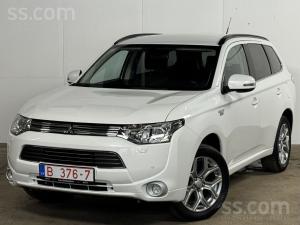 White Mitsubishi Outlander 2014 in Jurmala, with an engine capacity of 2.00 L and mileage of 194 thousand km for 9750 €, photo  on AUTOMOTO.COM.LV