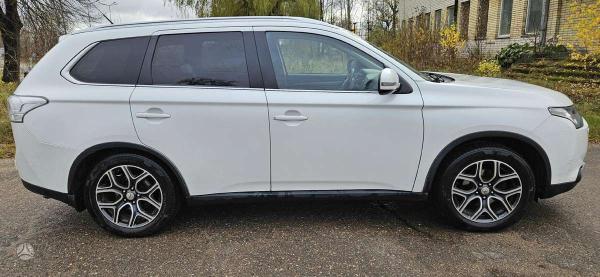 White Mitsubishi Outlander 2015 in Kaunas, with an engine capacity of 2.27 L and mileage of 252 thousand km for 11400 €, photo 3 on AUTOMOTO.COM.LV