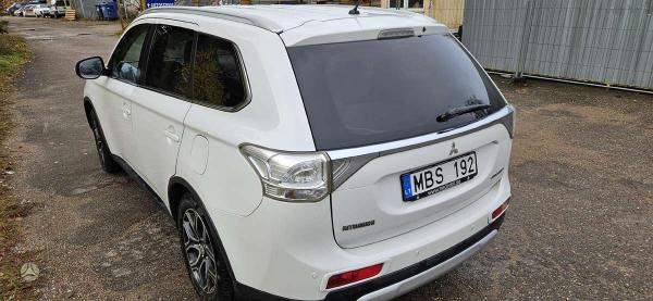 White Mitsubishi Outlander 2015 in Kaunas, with an engine capacity of 2.27 L and mileage of 252 thousand km for 11400 €, photo 4 on AUTOMOTO.COM.LV
