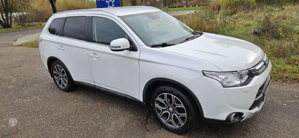 White Mitsubishi Outlander 2015 in Kaunas, with an engine capacity of 2.27 L and mileage of 252 thousand km for 11400 €, photo 5 on AUTOMOTO.COM.LV