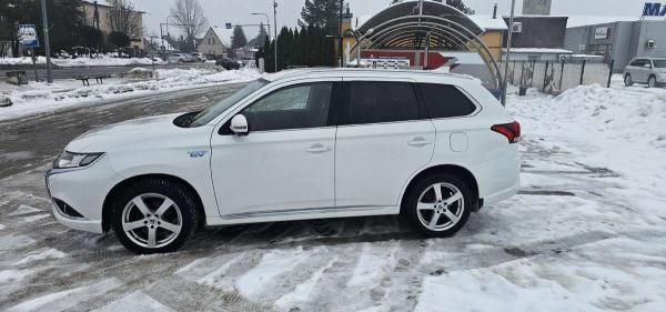 White Mitsubishi Outlander 2015 in Kaunas, with an engine capacity of 2.00 L and mileage of 213 thousand km for 9650 €, photo 1 on AUTOMOTO.COM.LV