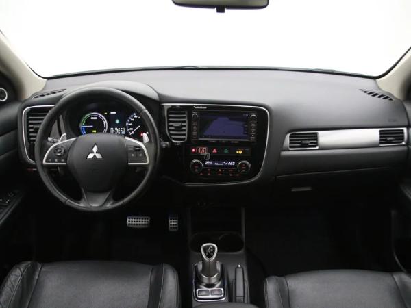 White Mitsubishi Outlander 2015 in Vilnius, with an engine capacity of 2.00 L and mileage of 187 thousand km for 11199 €, photo 2 on AUTOMOTO.COM.LV