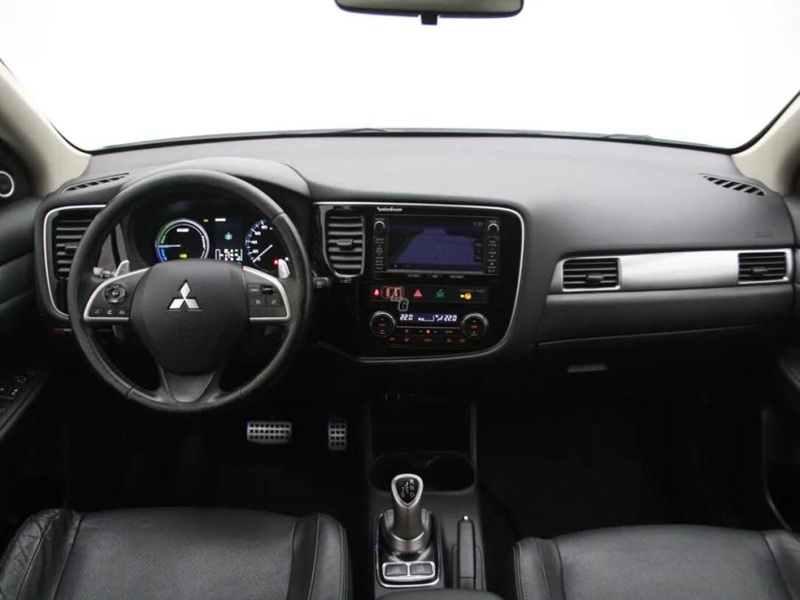 Balts Mitsubishi Outlander 2015 Viļņa, ar dzinēja tilpumu 2.00 L un nobraukumu 187 tūkst. km par 11199 €, foto 3 vietnē AUTOMOTO.COM.LV