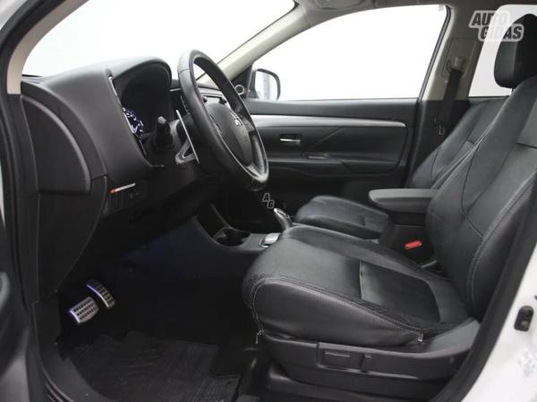 White Mitsubishi Outlander 2015 in Vilnius, with an engine capacity of 2.00 L and mileage of 187 thousand km for 11199 €, photo 4 on AUTOMOTO.COM.LV
