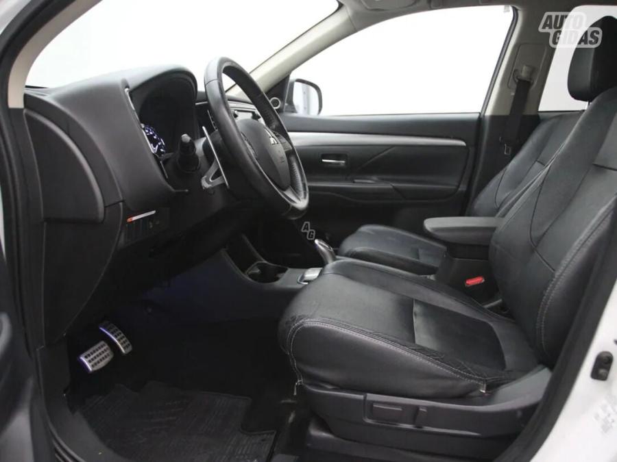 Balts Mitsubishi Outlander 2015 Viļņa, ar dzinēja tilpumu 2.00 L un nobraukumu 187 tūkst. km par 11199 €, foto 5 vietnē AUTOMOTO.COM.LV