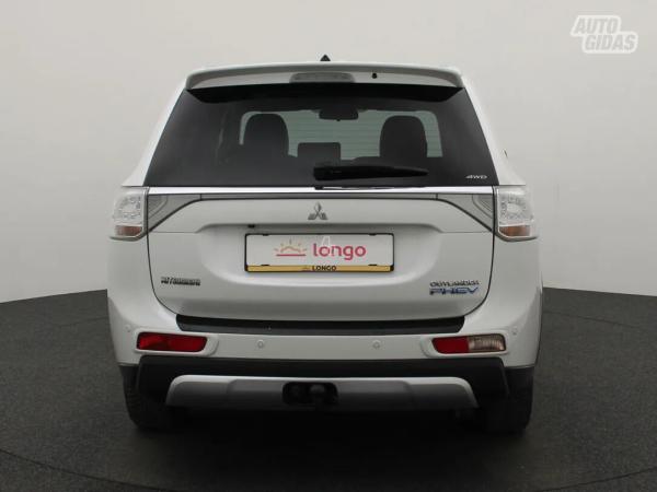 White Mitsubishi Outlander 2015 in Vilnius, with an engine capacity of 2.00 L and mileage of 187 thousand km for 11199 €, photo 5 on AUTOMOTO.COM.LV
