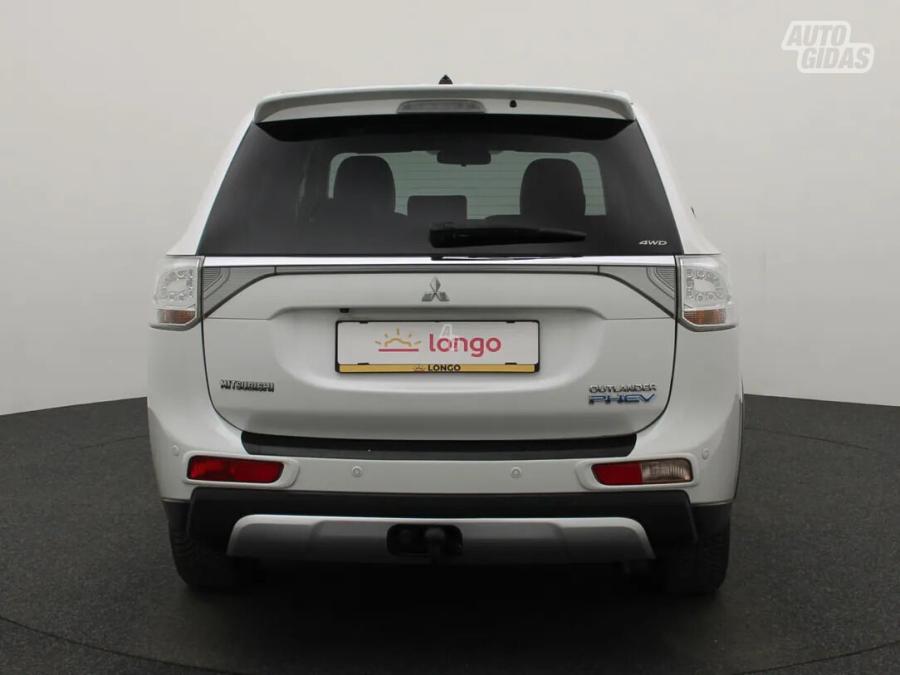 Balts Mitsubishi Outlander 2015 Viļņa, ar dzinēja tilpumu 2.00 L un nobraukumu 187 tūkst. km par 11199 €, foto 6 vietnē AUTOMOTO.COM.LV