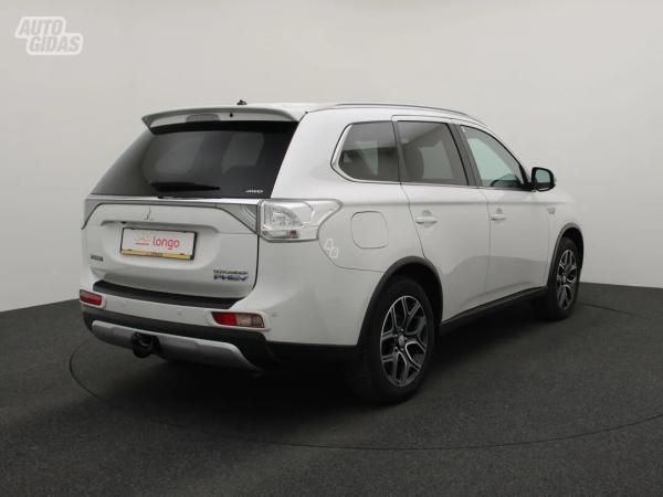 White Mitsubishi Outlander 2015 in Vilnius, with an engine capacity of 2.00 L and mileage of 187 thousand km for 11199 €, photo 8 on AUTOMOTO.COM.LV