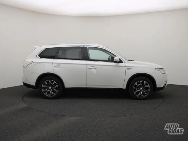 White Mitsubishi Outlander 2015 in Vilnius, with an engine capacity of 2.00 L and mileage of 187 thousand km for 11199 €, photo 9 on AUTOMOTO.COM.LV