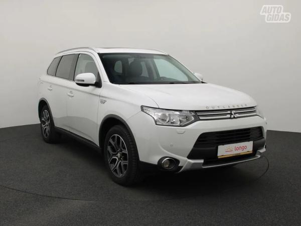 White Mitsubishi Outlander 2015 in Vilnius, with an engine capacity of 2.00 L and mileage of 187 thousand km for 11199 €, photo 10 on AUTOMOTO.COM.LV