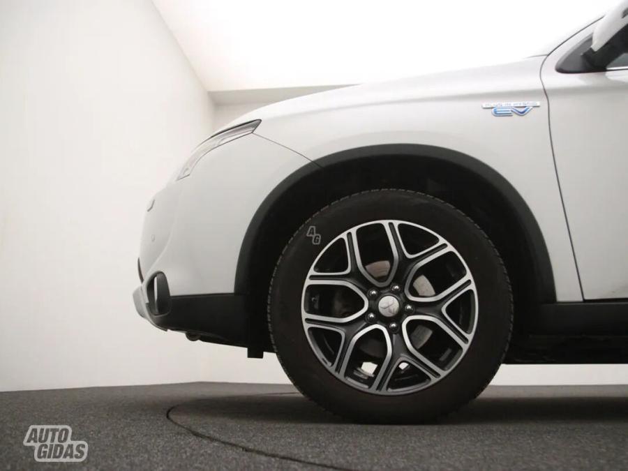 Balts Mitsubishi Outlander 2015 Viļņa, ar dzinēja tilpumu 2.00 L un nobraukumu 187 tūkst. km par 11199 €, foto 28 vietnē AUTOMOTO.COM.LV