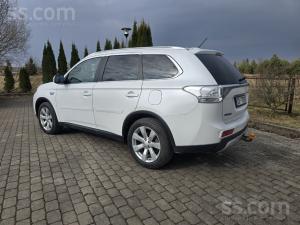 Balts Mitsubishi Outlander 2015 Rīga, ar dzinēja tilpumu 2.00 L un nobraukumu 260 tūkst. km par 9390 €, foto 3 vietnē AUTOMOTO.COM.LV